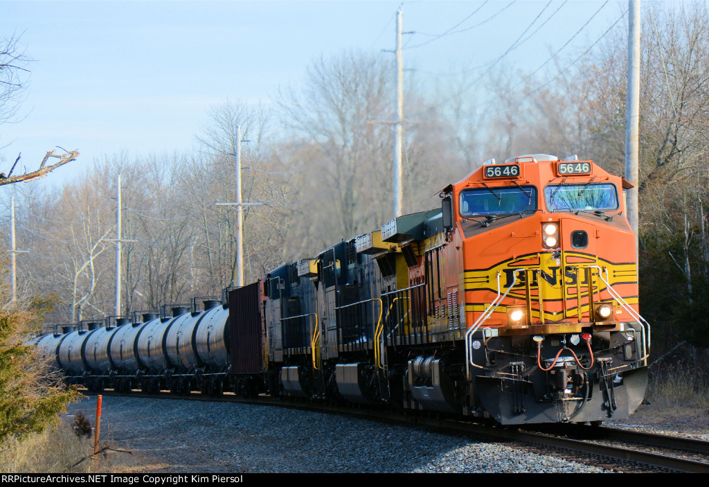 BNSF 5646 CSX Train K040 Crude Oil Loads